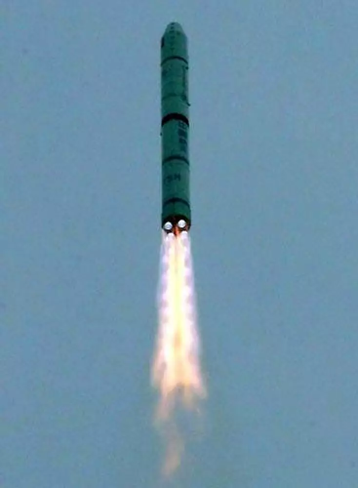 中国举行第100次成功航天发射：长征二号运载火箭