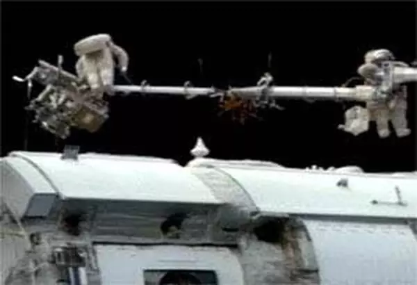Nadat hulle meer as 5 uur in die buitenste ruimte deurgebring het, het Oleg Kotov en Fedor Yurchikhin installasie- en herstelwerk buite die ISS uitgevoer