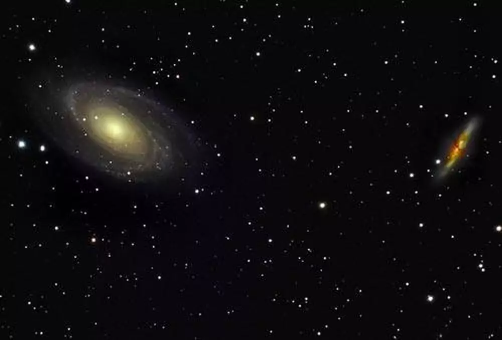 အိမ်နီးချင်းများ- Ursa Major ကြယ်စုရှိ M81 နှင့် M82