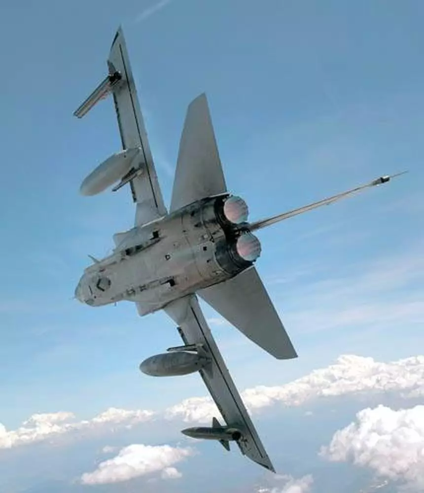 Panavia Tornado ist das erste europäische Kampfflugzeug mit variabler Flügelgeometrie. Darüber hinaus ist es das weltweit erste Serienflugzeug mit einem analogen Fly-by-Wire-Steuerungssystem (EDSU). Es wurde in den 1970er Jahren unter Beteiligung von Flugzeugherstellern aus Großbritannien, Deutschland und Italien gegründet.