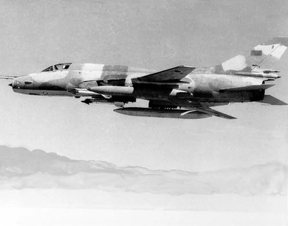 Déi éischt Gewaltfliger mat variabelen Flillekgeometrie ass de Su-17. Fir den Design ze vereinfachen, huet net de ganze Fligel gedréint, awer nëmmen säin Enndeel. Dëst erlaabt fir méi séier Mass Produktioun.