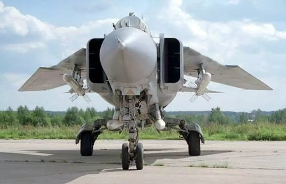ບັນດານັກຍຸດທະສາດການທະຫານໃນຕົ້ນຊຸມປີ 1960 ເຊື່ອວ່າພາຍຫຼັງການລະບາດຂອງການໂຈມຕີແບບເຕັມຮູບແບບ, ສະໜາມບິນຂະໜາດໃຫຍ່ທີ່ມີທາງແລ່ນຊີມັງຈະບໍ່ສາມາດເຂົ້າເຖິງໄດ້. ດັ່ງນັ້ນ, ສໍາລັບ MiG-23, ໂຄງການໄດ້ຖືກເລືອກທີ່ເຮັດໃຫ້ມັນເປັນໄປໄດ້ທີ່ຈະອອກຈາກທາງແລ່ນທີ່ສັ້ນລົງ - ປີກທີ່ມີເລຂາຄະນິດທີ່ປ່ຽນແປງໄດ້.