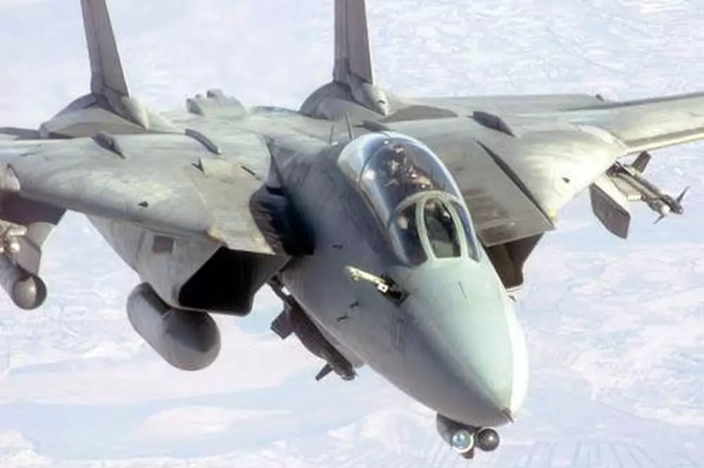 F-14 Tomcat ເຮືອບິນສູ້ຮົບຫຼາຍບົດທີ່ຂຶ້ນກັບບໍລິສັດຂົນສົ່ງແມ່ນໜຶ່ງໃນເຮືອບິນທີ່ປະສົບຜົນສຳເລັດ ແລະສວຍງາມທີ່ສຸດທີ່ມີເລຂາຄະນິດປີກທີ່ປ່ຽນແປງໄດ້.