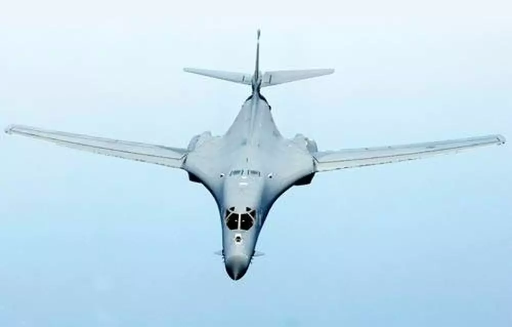 Lub B-1B Lancer lub tswv yim bomber, tsim nyob rau hauv thaum ntxov 1980s, tseem yog ib tug formidable US Air Force ntaus rog.