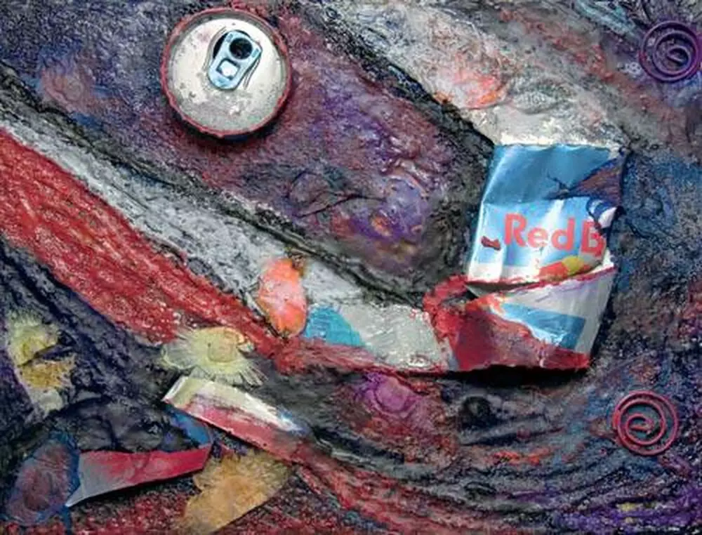由藝術家 Robin Fey 解構的 Red Bull 將金屬作品與紋理繪畫相結合。按照計劃，畫面中隱藏著強大的動能。 “拿罐頭把它變成一個完全不同的物體很容易，”羅賓說，“但我想找到並揭示紅牛罐頭本身的內在美”