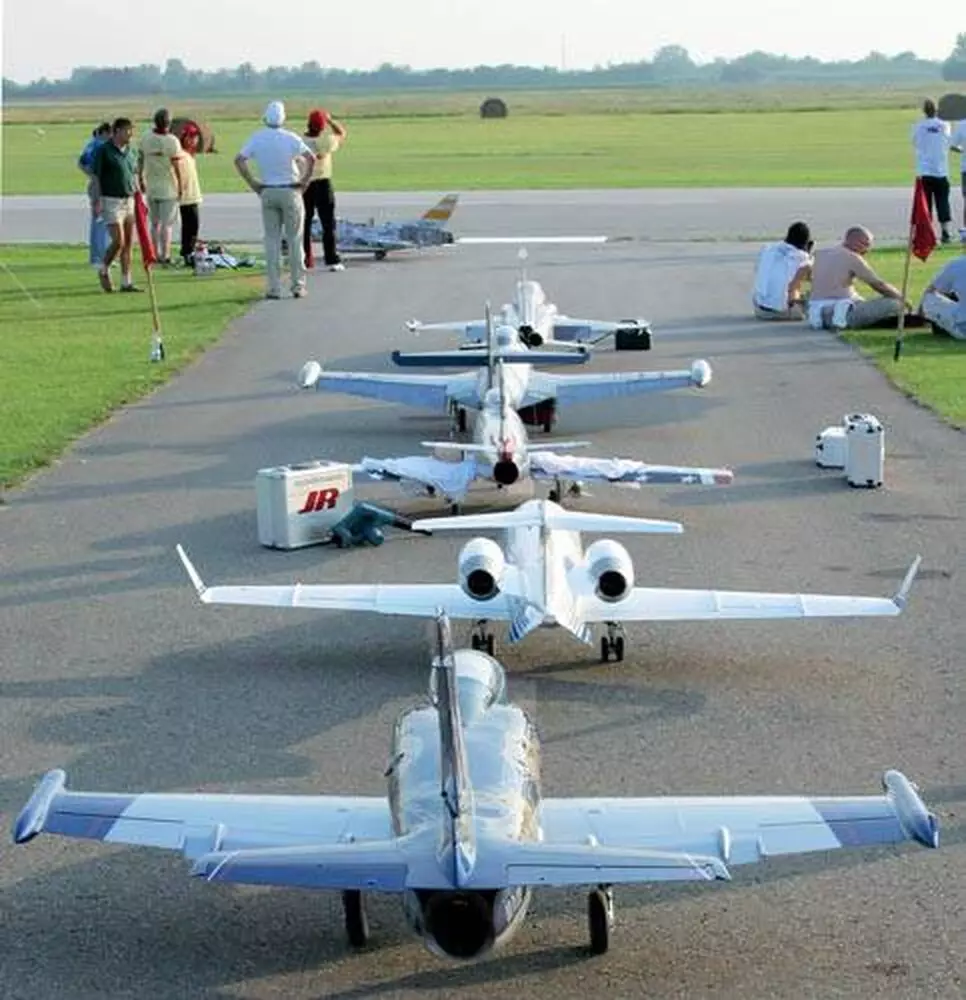 Jika bukan karena koper dan orang-orang di landasan pacu, semua ini bisa disalahartikan sebagai foto barisan pesawat di taxiway sebuah lapangan terbang biasa.