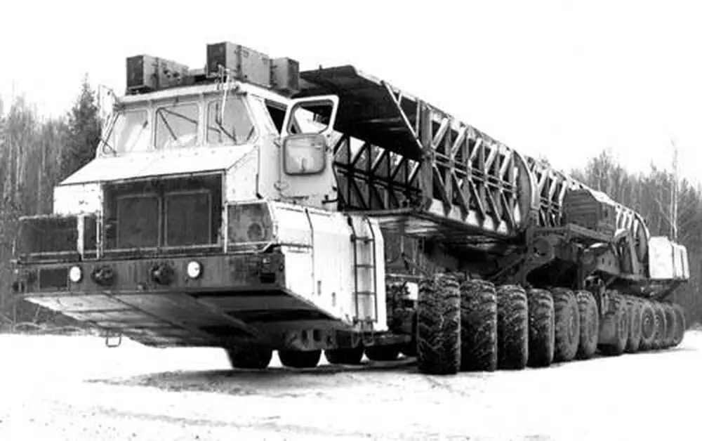 O porta-foguetes de doze eixos MAZ-7907 pode ser chamado de trator mais impressionante da União Soviética. Tinha 24 rodas motrizes, 16 delas direcionáveis, e era acionada por um motor de turbina a gás de tanque de 1250 hp.
