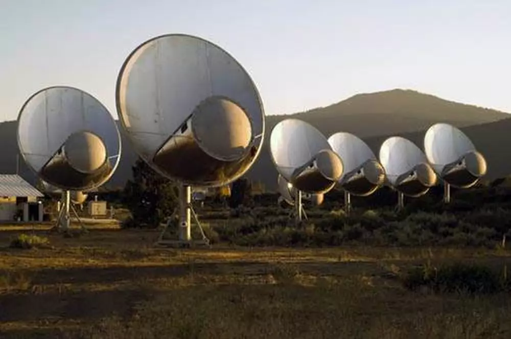 ATA përfshin 42 antena 6 metra të montuara në shtylla që i lejojnë ato të kthehen dhe të rrotullohen, duke vëzhguar të gjithë hemisferën qiellore