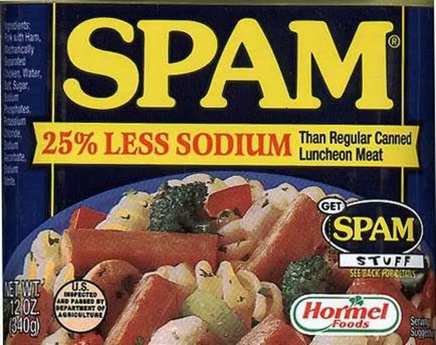 SPAM是知名的肉罐头品牌。这个词因着名的巨蟒素描而闻名于世，其中提供给咖啡馆访客的所有菜肴都包含垃圾邮件，有些甚至多次。