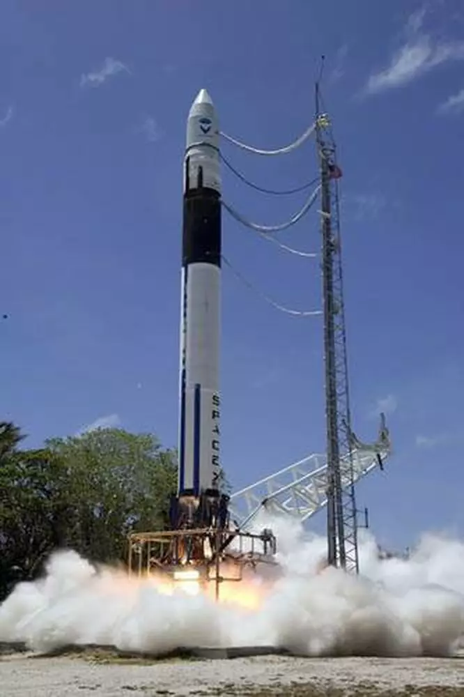 Relative malmultekostaj lanĉiloj kiel la Falcon 1 de SpaceX ankaŭ postulos malmultekostajn satelitojn (indas memori, ke malgraŭ investo de 100 milionoj da dolaroj, la raketo Falcon 1 ankoraŭ devas iri en orbiton)