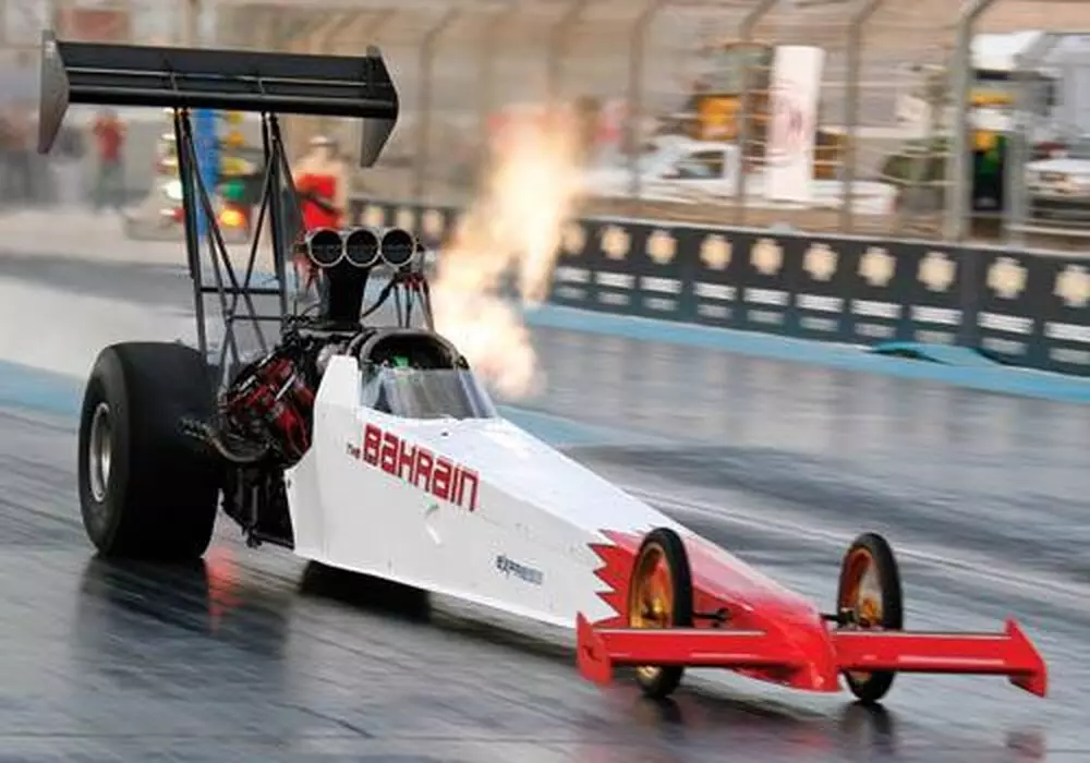 Top Fuel rige dragsters rinne op nitromethanol. Dizze brânstof kinne jo fuortsmite sa'n 6000 hk út 9 liter motor ferpleatsing.