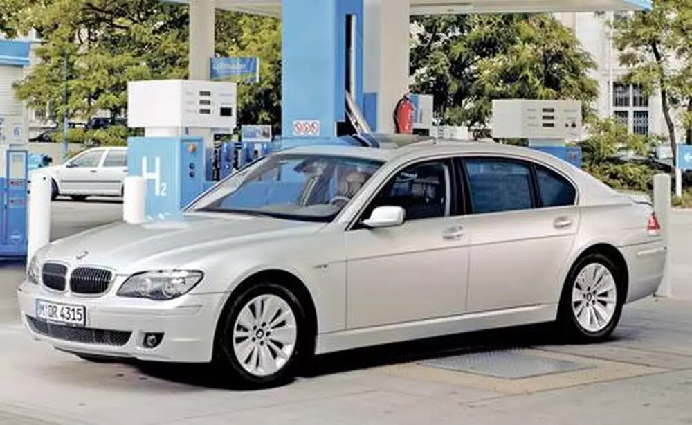 BMW Hydrogen 7. Un cotxe de luxe amb motor de 12 cilindres, funciona tant amb gasolina (la potència és de 260 CV) com amb hidrogen (228 CV). Un dipòsit de gasolina de 74 litres és suficient per a un recorregut de 480 km i un cilindre per emmagatzemar 8 kg d'hidrogen està dissenyat per a 200-300 km.