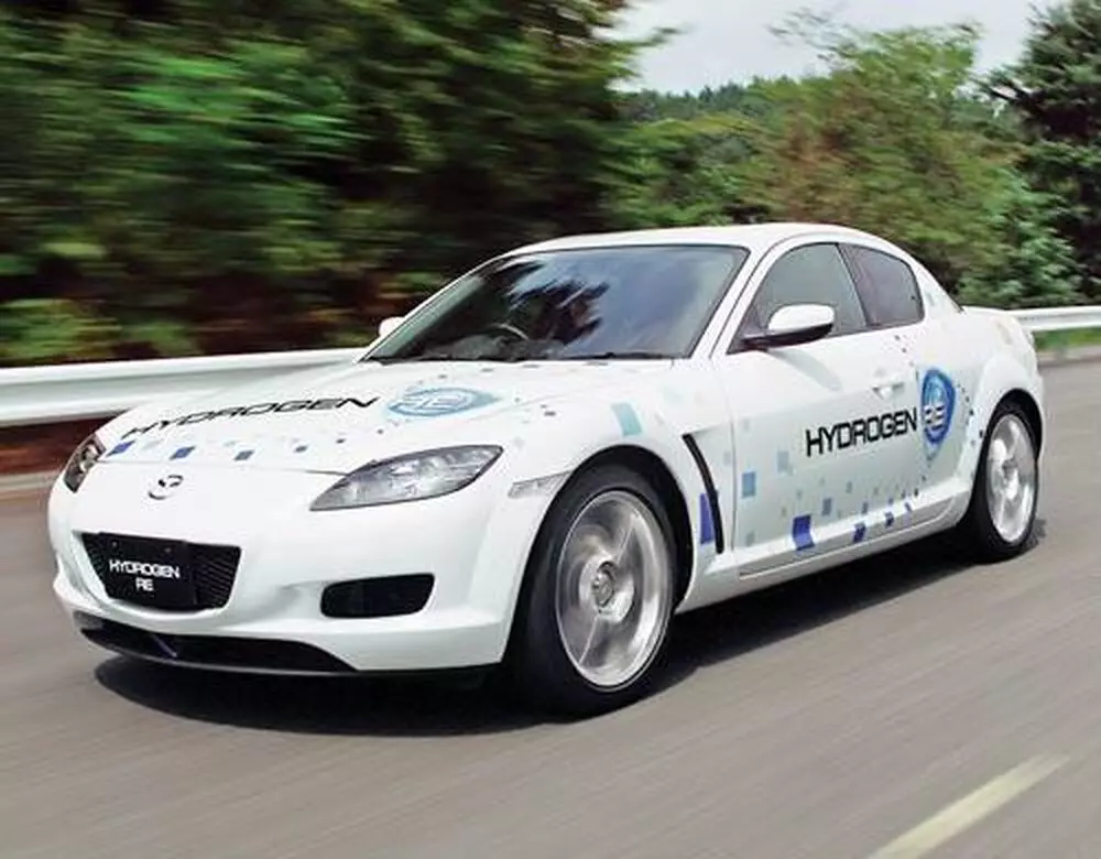 Mazda RX-8 Hidrogen eksperimental diisi bensin (nalika mesin piston rotary ngasilake 192 hp) lan hidrogen (109 hp). Penurunan daya amarga pasokan hidrogen sing winates, dirancang kanggo nyilikake isi nitrogen oksida ing knalpot.