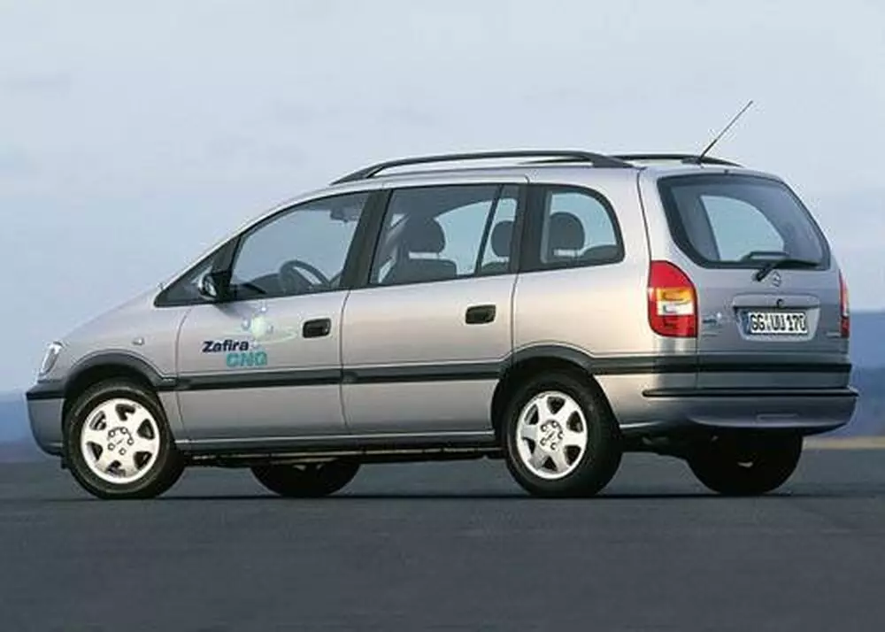 Bi-fuel minivan Opel Zafira CNG، جيڪا گئسولين ۽ قدرتي گئس ٻنهي تي هلائي سگهي ٿي، مختلف ماحولياتي مقابلن جو هڪ کان وڌيڪ فاتح آهي. جڏهن کمپريس ٿيل گيس تي هلندي، ٻارڻ جي قيمت گھٽجي ويندي آهي 50٪ ۽ نڪرندڙ صاف آهي