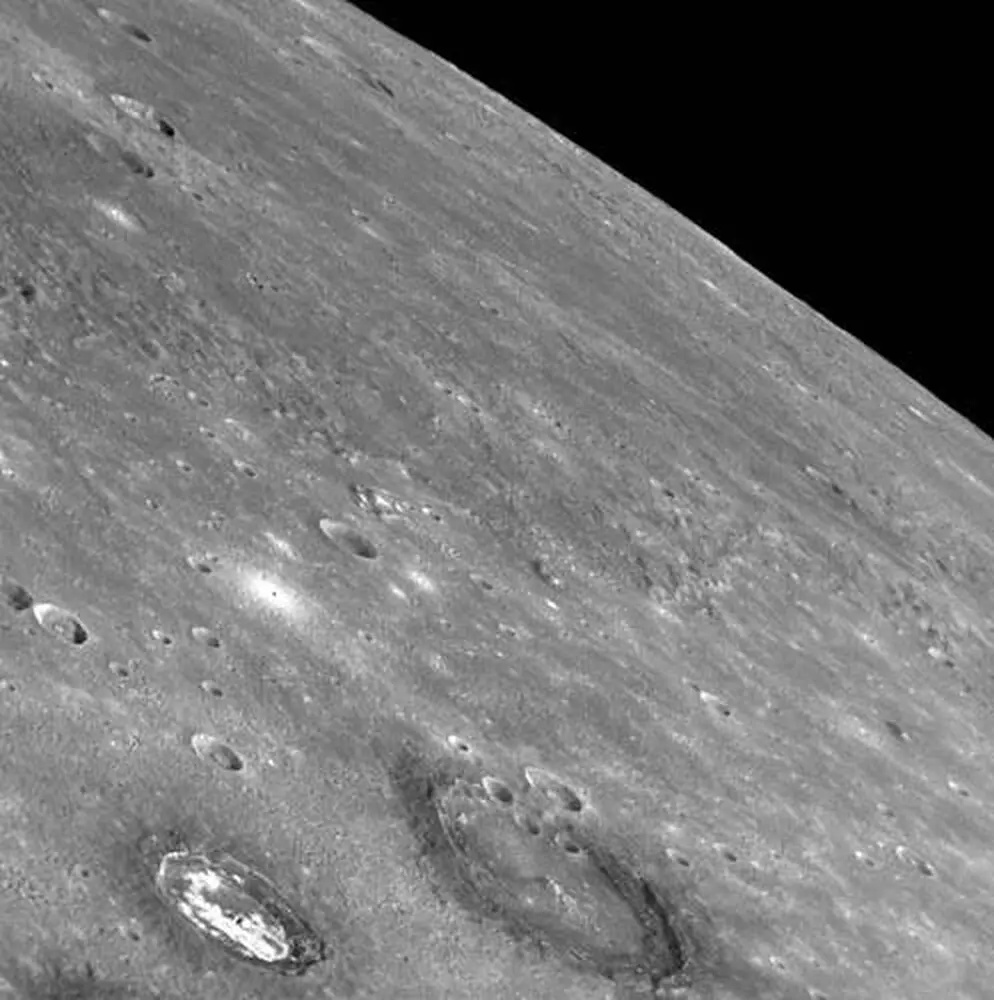 Zwee Krateren am Caloris Basin - de gréisseren Duerchmiesser erreecht 65 km