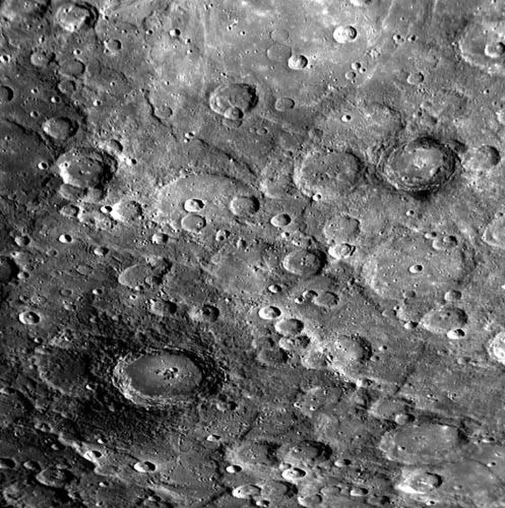 Een andere krater met een donkere rand bevindt zich nabij de zuidpool van de planeet