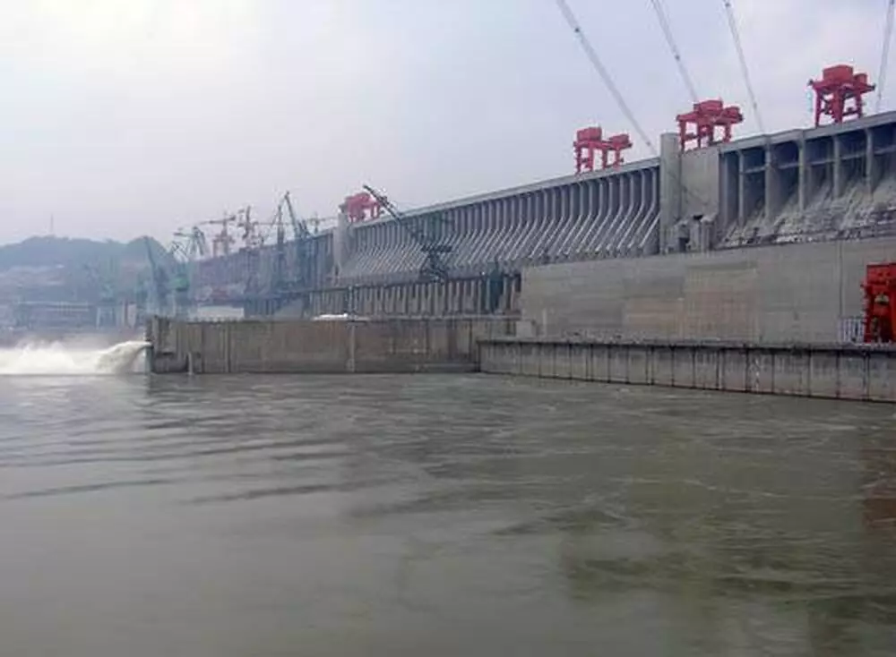 Bendungan hidroelektrik sing ngalangi Kali Yangtze Cina minangka sing paling gedhe ing donya (dhuwur 185 m, dawane 2335 m)