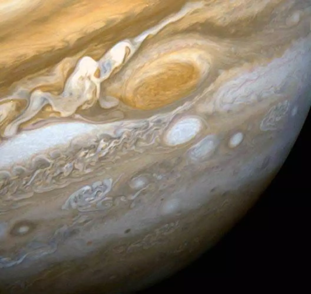 La Grande Tache Rouge - l'un des principaux "points de repère" de Jupiter - est également un ouragan colossal. Et bien qu'il diminue progressivement et qu'il soit aujourd'hui environ deux fois moins important qu'il y a cent ans, il continue de gagner jusqu'à 40 000 km de longueur.