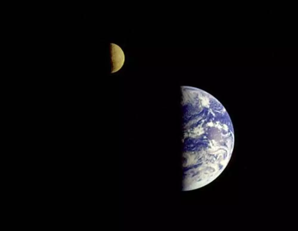 The Perfect Pair: The Earth and Moon ripreso nel 1992 dalla missione Galileo