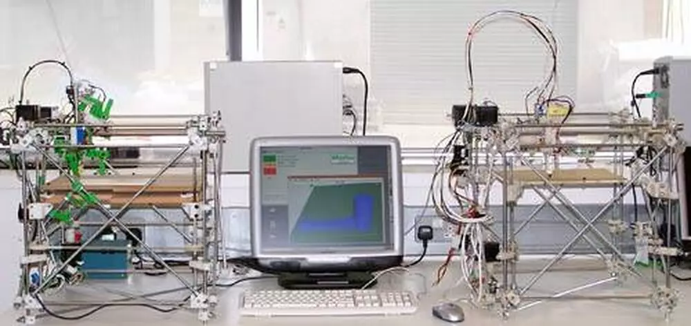 Og þann 29. maí klukkan 14:00 framleiddi „dótturfyrirtækið“ RepRap „barnabarn“