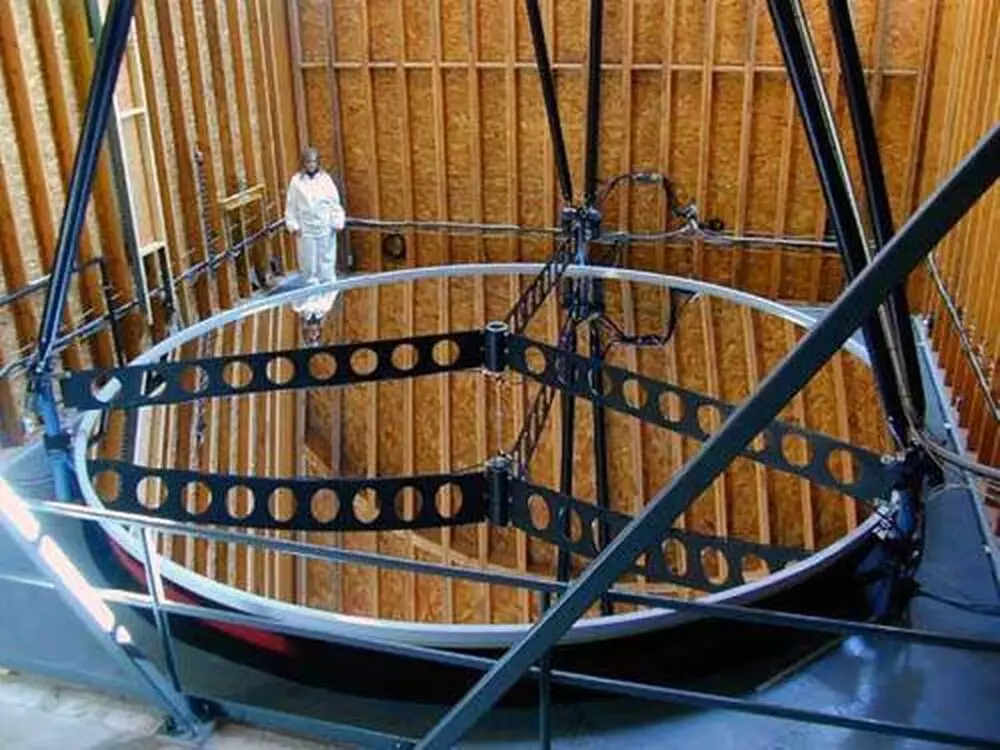 Ang 6-meter liquid mirror ng Large Zenith telescope sa Canada