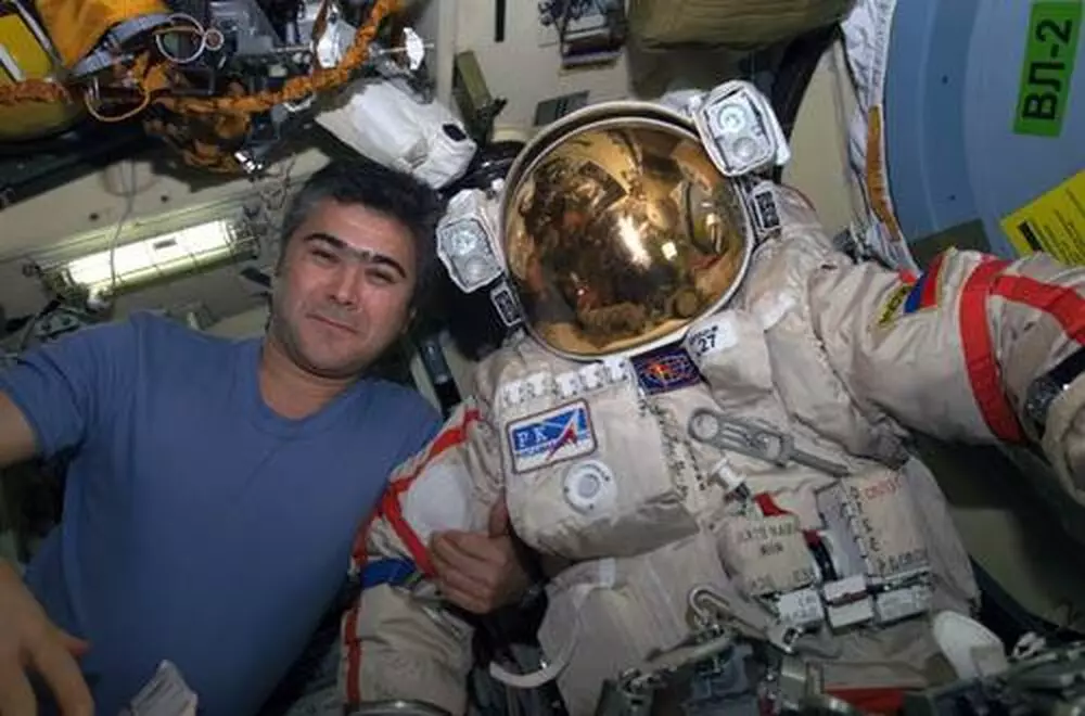 Ang kosmonaut nga si Salimzhan Sharipov ug ang iyang spacesuit