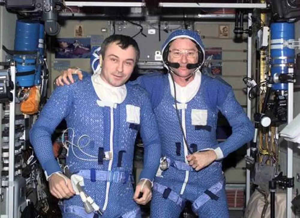 Frank Culbertson ug Vladimir Dezhurov sa wala pa ang spacewalk. Ang mga kosmonaut nagsul-ob og Orlan-M nga thermal suit, nga naghatag epektibo nga pagpabugnaw