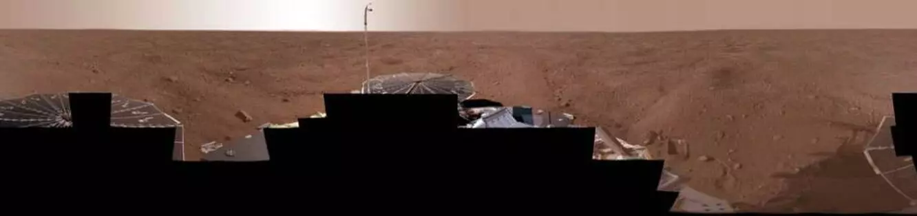 Phoenix kamera tarafından 3 renk filtresi aracılığıyla alınan 100 farklı konumdan birleştirilmiş, Mars'ın çevresinin tam 360° panoraması