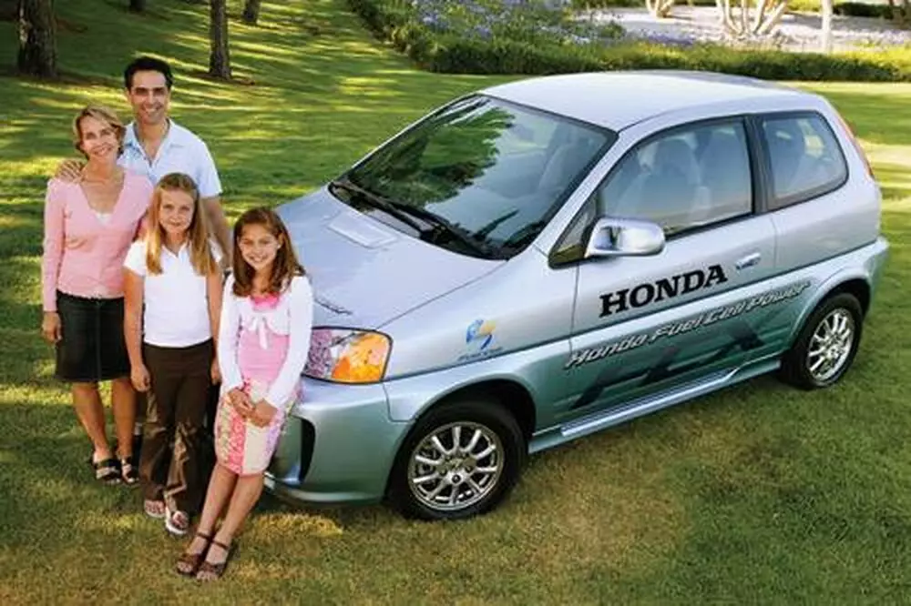 2005 stellt Honda die zweite Generation des FCX vor. Das Auto wird an die echte Familie von John Spallino übergeben