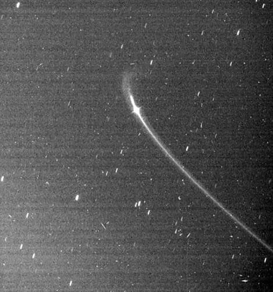 Imágenes enviadas a Cassini muestran un anillo abierto cerca de Anfa, la pequeña luna de Saturno