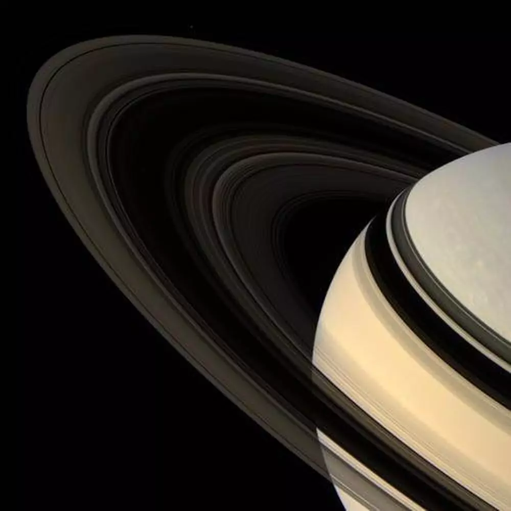 Cassini mampu membuat bidikan yang jauh lebih artistik