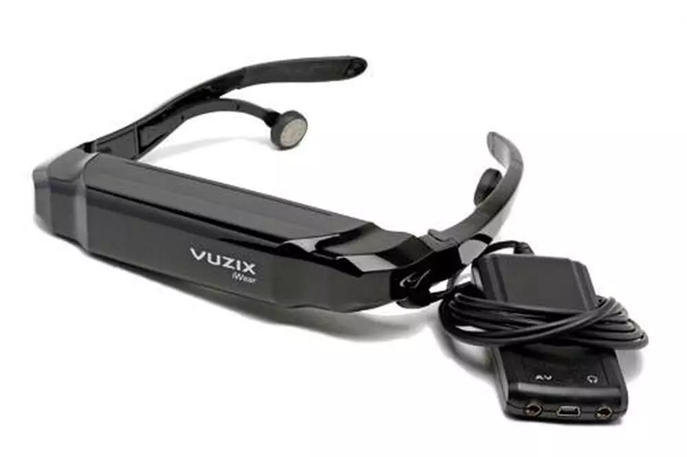 Vuzix iWear AV920 Tau $465. Ole maualuga ole iuga ole 640x480 mo mata taitasi. Mamafa 82 g. Ma'a ola e o'o atu i le 5 itula. Matou te fiafia i ai - O le faʻataʻitaʻiga e taʻalo vitio i luga o se mata tioata tele ma le faʻataʻitaʻi o le 62 inisi. Matou te le'i fiafia i ai - E leiloa le lapo'a ma foliga i fa'ata'ita'iga a Myvu. Aotelega. Le filifiliga sili mo tagata e toʻa e uiga i le mamanu, tuʻuina atu le fiafia i uiga faʻapitoa