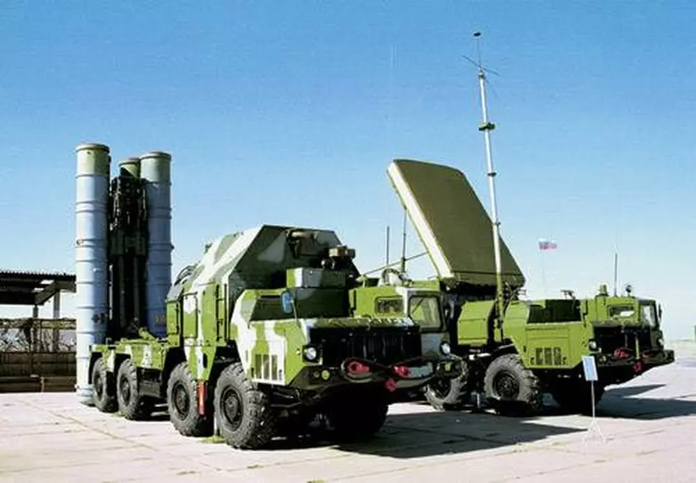 Ing njaba, S-400 meh padha karo sing sadurunge, S-300. Iki ditindakake kanthi sengaja - supaya mungsuh nganti pungkasan mangu-mangu sistem sing nglawan dheweke