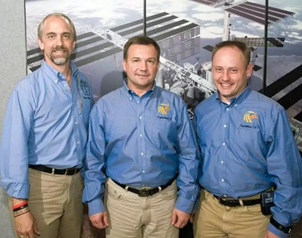 The Soyuz-TMA-13 ​​crew arrived safely at the ISS. From left to right - Richard Garriott, Yuri Lonchakov, Michael Fink