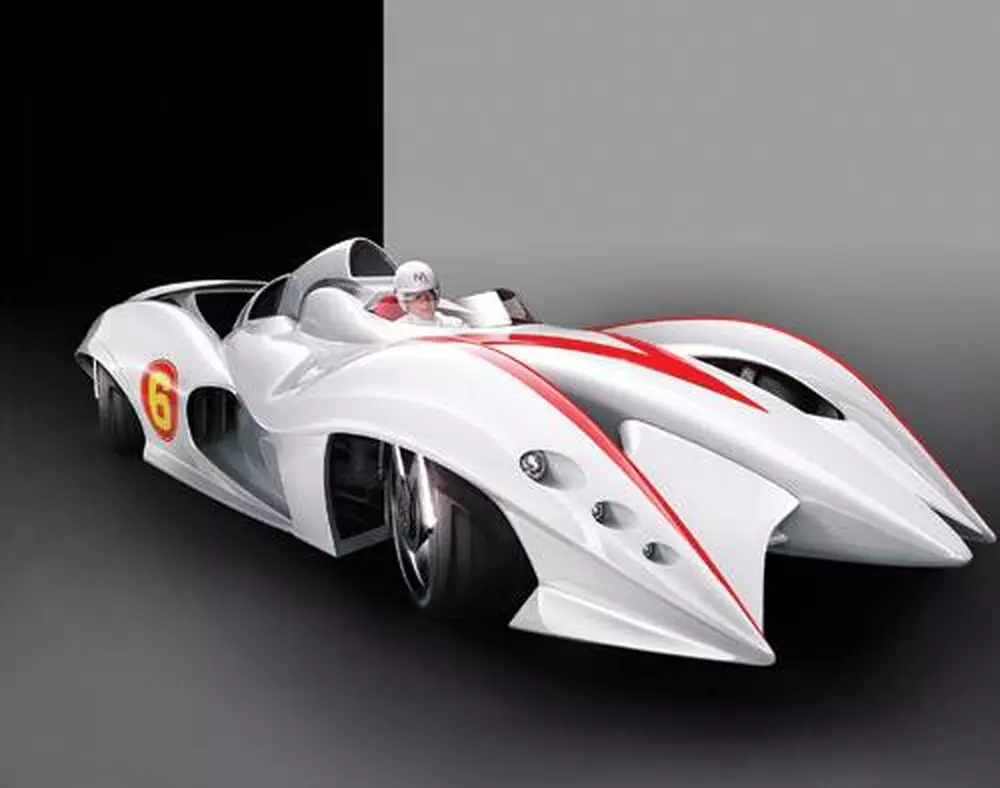 Mach 6: Potomek legendy Speedy jeździł na Mach 6 w wyścigach kaskaderskich na specjalnych akrobatycznych torach. Każdy taki samochód wyposażony jest w specjalne podnośniki, które na polecenie pilota błyskawicznie wyrzucają samochód w powietrze, umożliwiając przeskakiwanie przez przeszkody. Mach 6 był oparty na legendarnym Mach 5, samochodzie zaprojektowanym przez rysownika Tatsuo Yoshidę w latach 60. XX wieku. W filmie Mach 5 pojawia się w swojej pierwotnej formie, niezmienionej przez ostatnie 40 lat. Na nim Speedy bierze udział w wyścigach terenowych, w tym w decydującym rajdzie Casa Cristo.