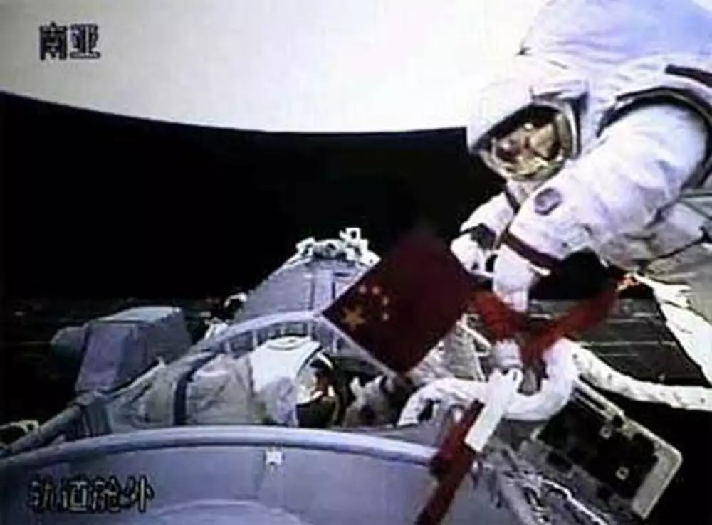 Dzimwe nyanzvi dzinopokana nehuchokwadi hwemifananidzo yetaikonaut Zhai Zhigang's spacewalk