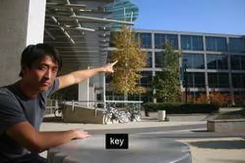 Төслийг хэрэгжүүлэгчдийн нэг, камер суурилуулсан дээвэр рүү зааж буй оюутан Кай Ван