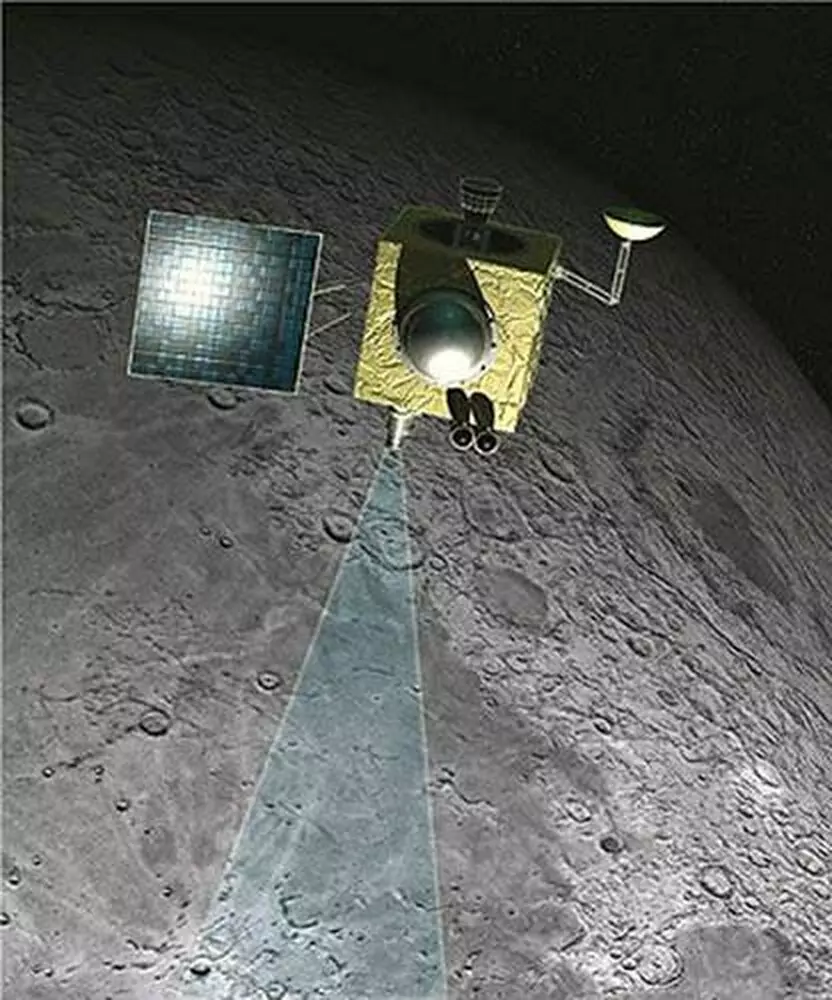 Mahatratra 100 km ambonin'ny Volana ny probe Chandrayaan-1 ao India.