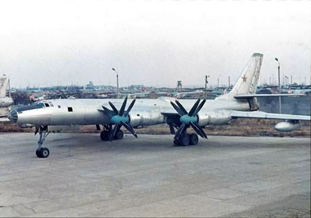 Tu-95LAL kwindawo yokupaka. I-fairings ye-sensor kunye ne-reactor iyabonakala