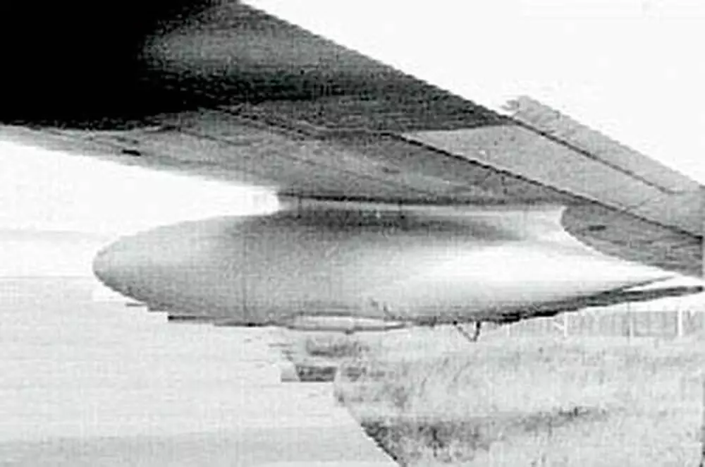 Plaatsing van de stralingssensor onder de vleugel van het vliegtuig