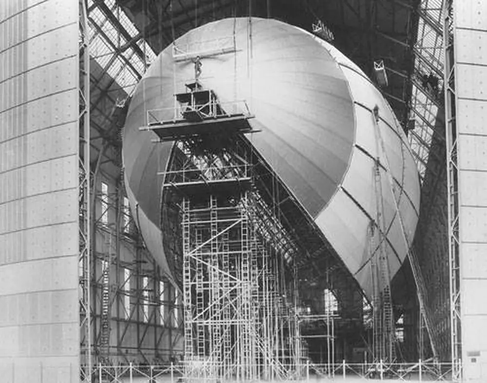 LZ-129 Hindenburg, ku di sala 1936-an de hatî çêkirin, du caran ji Graf Zeppelin-a navdar bû.