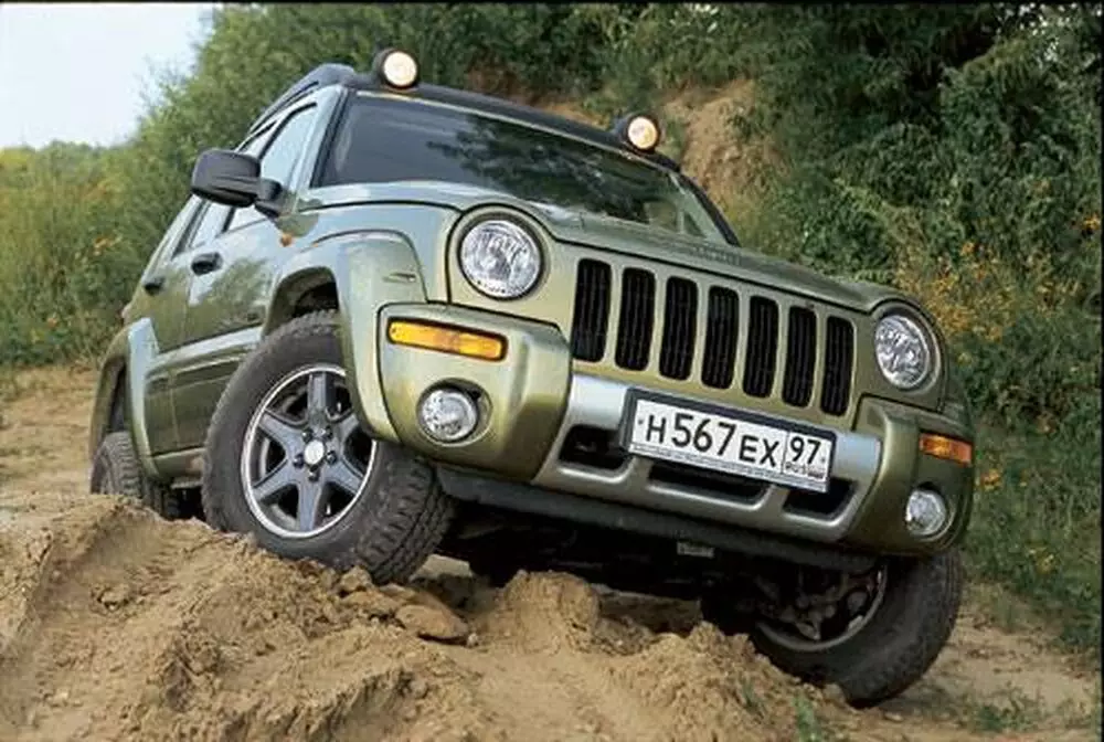 Garda oficială la sol pentru Jeep Cherokee Renegade este de 203 mm (sub carcasa transmisiei finale a axei spate). Dacă măsori distanța de la drum până la punctul cel mai de jos din mijlocul mașinii, obții 244 mm