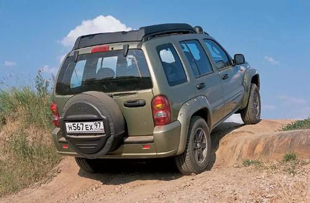 Jeep Cherokee Renegade are un unghi de apropiere de -38˚, un unghi de iesire de 32˚, un unghi de rupere