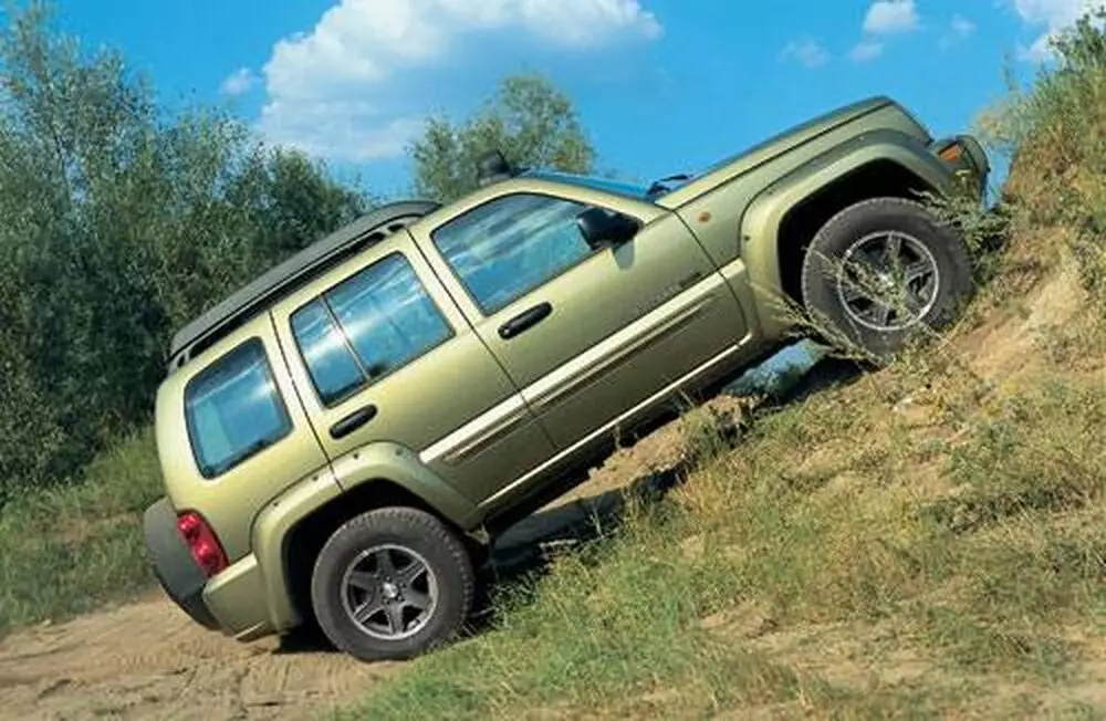 Tikhale oona mtima: Jeep Cherokee Renegade adakwera yekha kukwera uku, ndipo adayimilira kwa nthawi yayitali ndi injini ikuyendetsa, akuyimira wojambula zithunzi. Komanso pamwamba