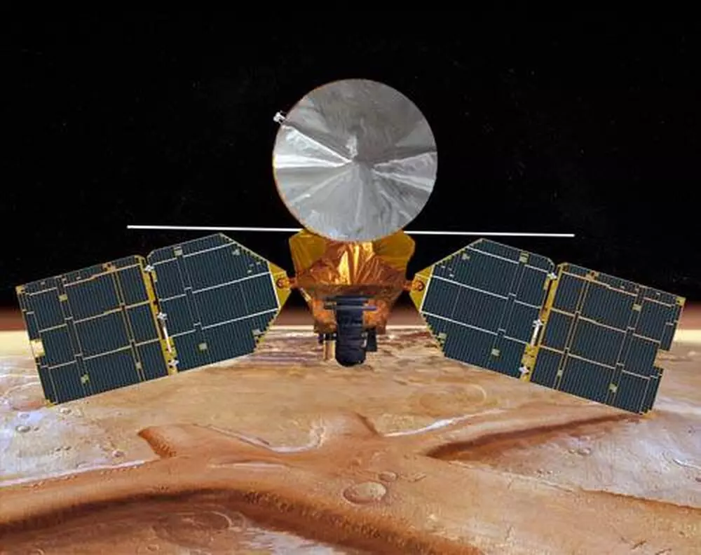 艺术家眼中的火星勘测轨道飞行器：顶部的银色半圆是主通信天线，下方的水平杆是 SHARAD 雷达，用于搜索地表和以下 1 公里深度的冰冻水它。在仪器的中心，指向火星的是黑暗的 HiRISE 相机，它拍摄了照片