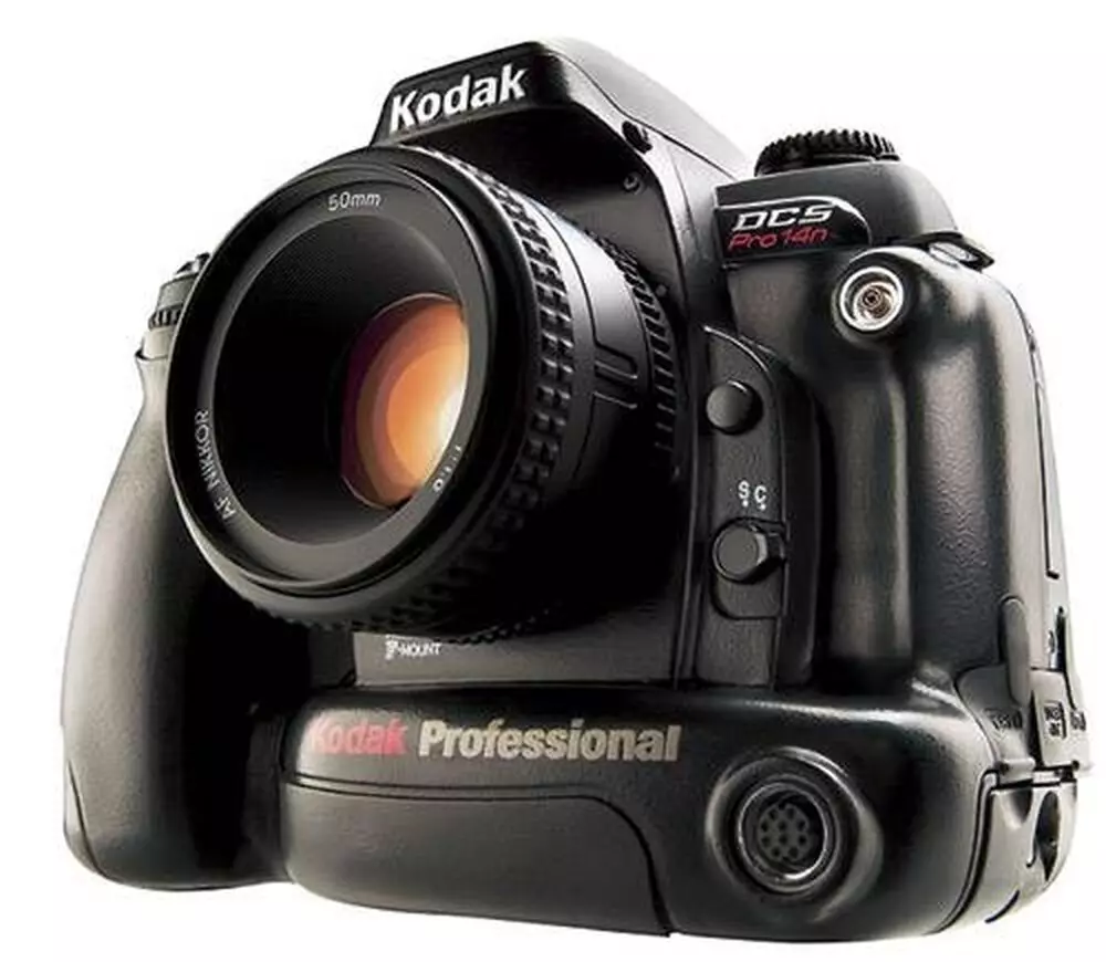 Kodak DCS 14N Professional CMOS sensor lub koob yees duab nrog 13.89 megapixels, lub cev loj ntawm 35mm zaj duab xis ncej. Qhov loj ntawm lub sensor tshem tawm qhov yuav tsum tau rov xam qhov tsis sib xws ntawm qhov kev pom ntawm cov qauv lo ntsiab muag mounted rau cov koob yees duab thiab cov koob yees duab. Zoo rau portrait, tshoob thiab coj mus muag yees duab