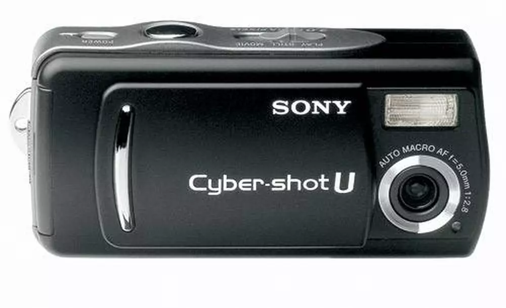 Sony DSC-U20 Miniature yeej ib txwm yog Sony lub forte. Tom qab tso lub koob yees duab digital tag nrho nrog qhov kev daws teeb meem ntawm 2 lab pixels hauv lub cev qhov loj ntawm lub teeb, lub tuam txhab Nyij Pooj tam sim tig lub koob yees duab mus rau hauv qeb ntawm cov khoom siv stylish - nws tsis yog rau tsis muaj dab tsi uas lub cev txhuas ntawm cov menyuam mos. yog ua los ntawm cov xim sib txawv. Lub koob yees duab yog automated tag nrho, ua rau shooting stills los yog mini-movies txaus siab rau