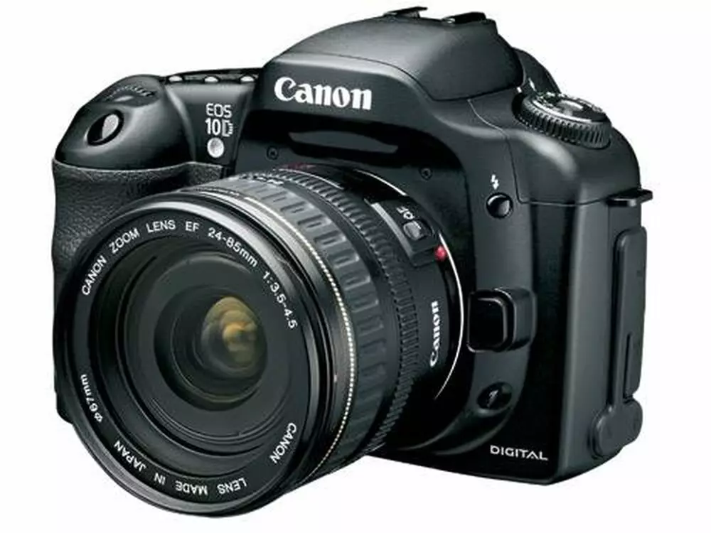 佳能 EOS 10D 佳能 EOS 10D 是一款堅固的鎂合金數碼單反相機，配備 6.3 兆像素 CMOS 傳感器和廣角 7 點自動對焦，是攝影師的終極夢想。 DIGIC 處理器的速度使得連拍的幀數可以達到 9 張全尺寸圖像，並以每秒 3 幀的速度連拍。該相機具有白平衡控制功能，再加上耐用的鎂質機身，也使該相機成為專業人士的理想選擇。