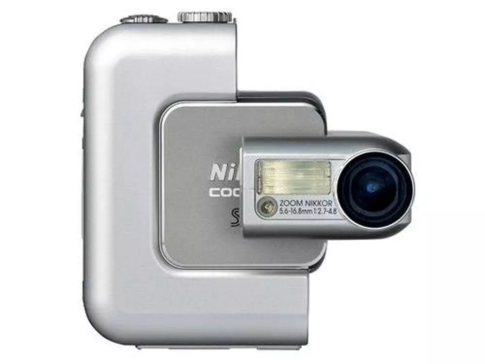 Nikon Coolpix SQ сандық камералары сәнді болуы керек. Бұл мәлімдеме Nikon Coolpix SQ-мен толығымен сәйкес келеді, ол түрлендіру мүмкіндігі бар Рубик текшесіне ұқсайды. Күлкілі көрініске қарамастан, Coolpix SQ - нағыз Nikon. 3,1 тиімді мегапиксель және 3x Zoom Nikkor объективі кез келген жағдайда тамаша түсірілімдер үшін