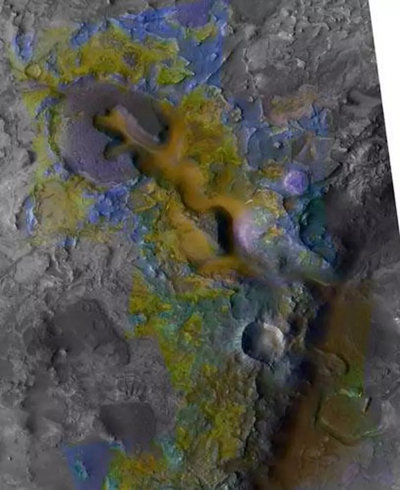 In hierdie beeld, wat sowat 20 km van die Mars-oppervlak dek, word karbonaatafsettings in groen skakerings getoon.